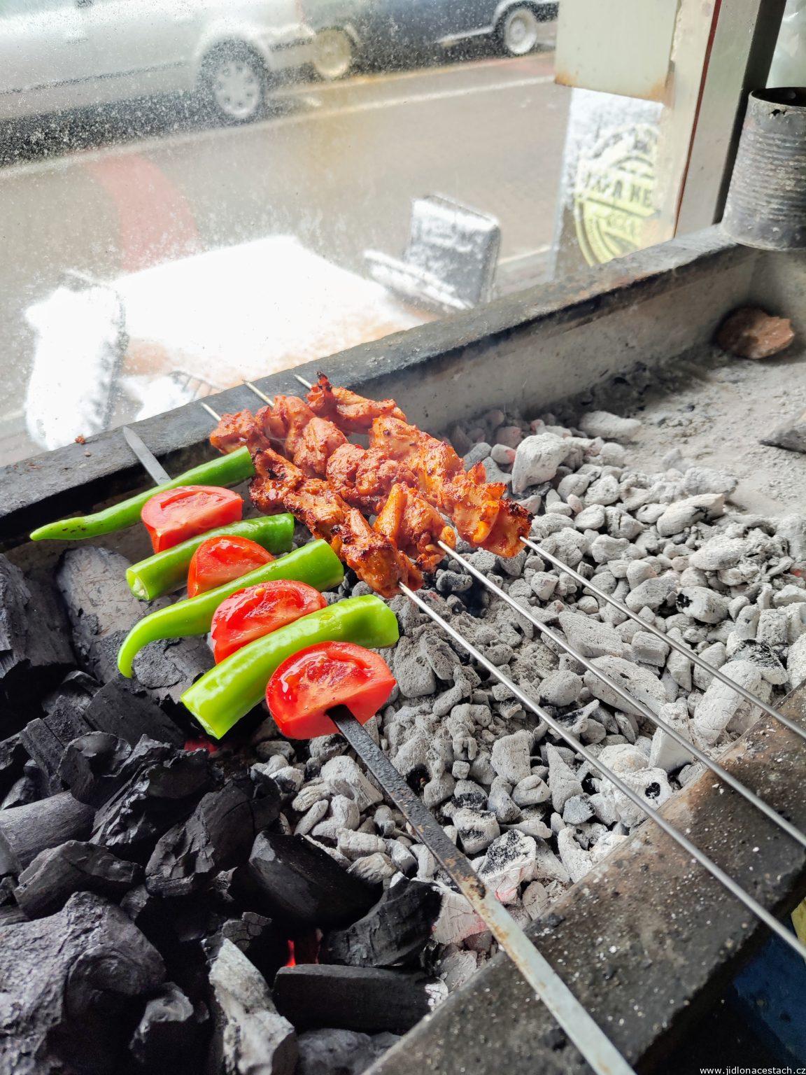 Şiş kebap: kúsky grilovaného mäsa na ihle | Jedlo na cestách